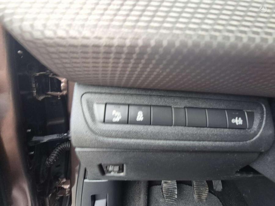 Brown Peugeot 2008 2014 in Siauliai, with an engine capacity of 1.20 L and mileage of 105 thousand km for 5350 €, photo 25 on AUTOMOTO.COM.LV
