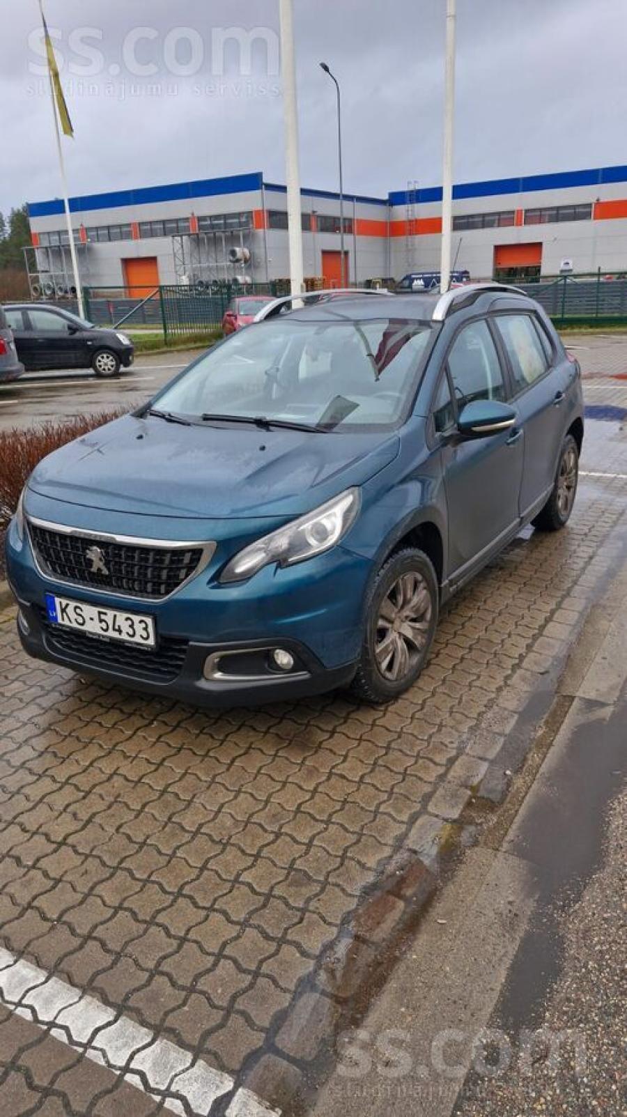 Green Peugeot 2008 2017 in Kuldiga, with an engine capacity of 1.20 L and mileage of 101 thousand km for 5995 €, photo 1 on AUTOMOTO.COM.LV