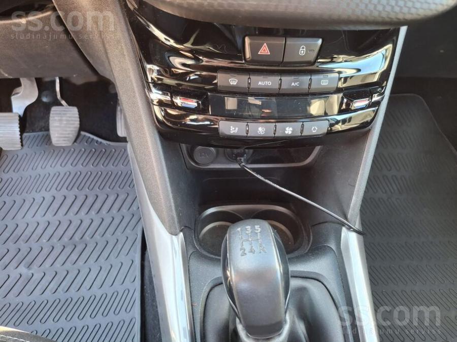 Green Peugeot 2008 2017 in Riga, with an engine capacity of 1.60 L and mileage of 195 thousand km for 5700 €, photo 11 on AUTOMOTO.COM.LV