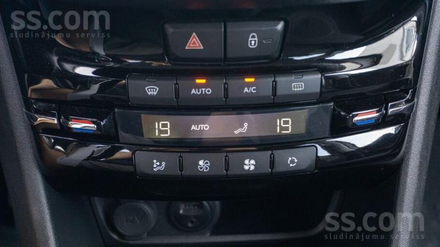Zaļš Peugeot 2008 2017 Rīga, ar dzinēja tilpumu 1.20 L un nobraukumu 230 tūkst. km par 6490 €, foto 17 vietnē AUTOMOTO.COM.LV