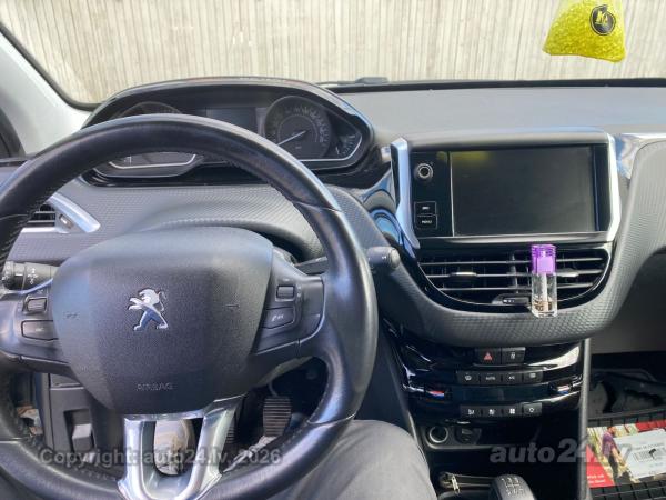 Green Peugeot 2008 2017 in Tallinn, with an engine capacity of 1.20 L and mileage of 131 thousand km for 6880 €, photo 10 on AUTOMOTO.COM.LV