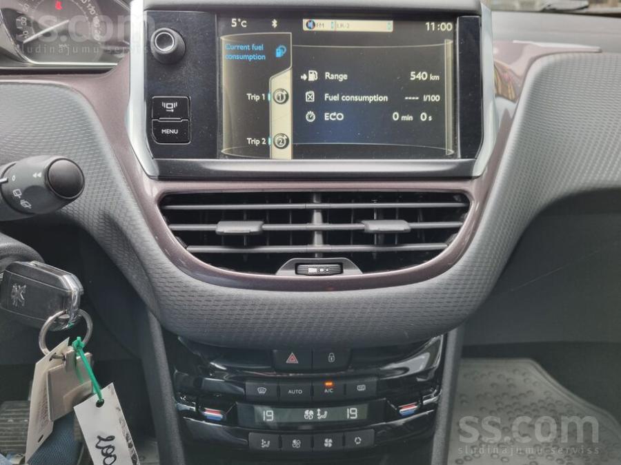 Grey Peugeot 2008 2014 in Riga, with an engine capacity of 1.60 L and mileage of 135 thousand km for 6400 €, photo 10 on AUTOMOTO.COM.LV