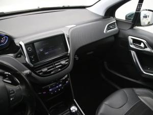 Pelēks Peugeot 2008 2015 Viļņa, ar dzinēja tilpumu 1.20 L un nobraukumu 163 tūkst. km par 7399 €, foto 22 vietnē AUTOMOTO.COM.LV