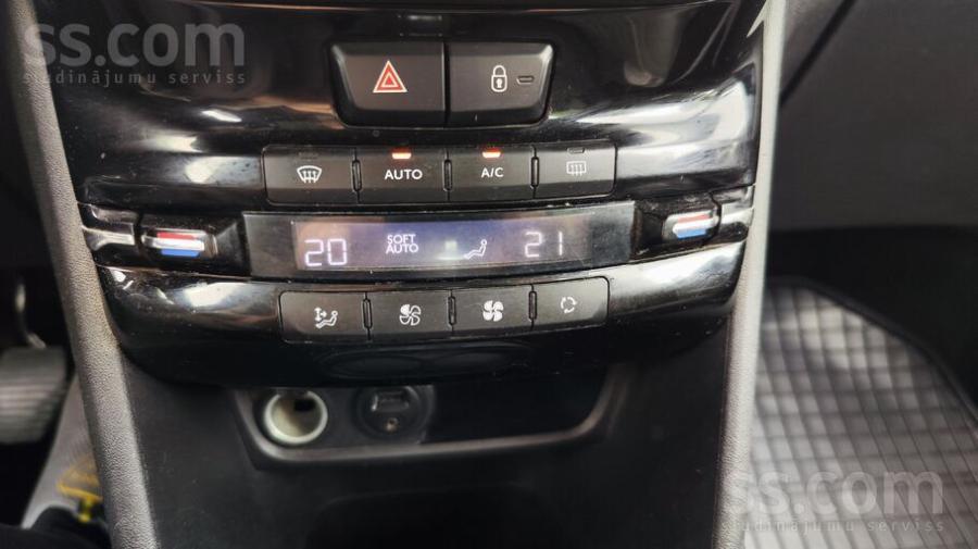 Pelēks Peugeot 2008 2015 Rīga, ar dzinēja tilpumu 1.20 L un nobraukumu 158 tūkst. km par 4500 €, foto 17 vietnē AUTOMOTO.COM.LV