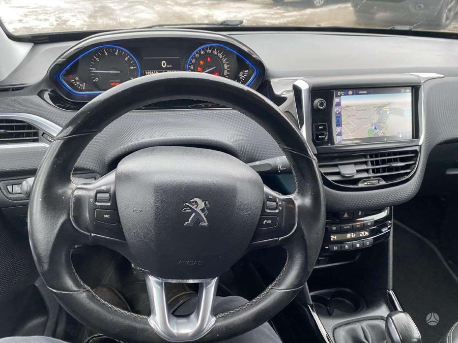 Grey Peugeot 2008 2016 in Taurage, with an engine capacity of 1.20 L and mileage of 170 thousand km for 2900 €, photo 8 on AUTOMOTO.COM.LV