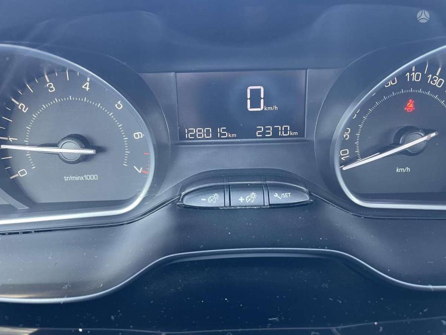 Pelēks Peugeot 2008 2017 Viļņa, ar dzinēja tilpumu 1.20 L un nobraukumu 128 tūkst. km par 4650 €, foto 18 vietnē AUTOMOTO.COM.LV
