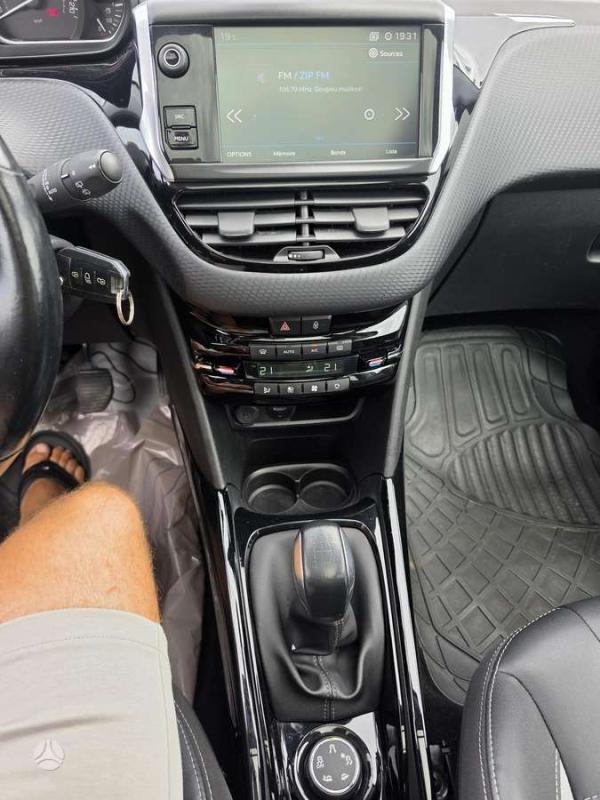 Grey Peugeot 2008 2018 in Taurage, with an engine capacity of 1.20 L and mileage of 98 thousand km for 5300 €, photo 10 on AUTOMOTO.COM.LV