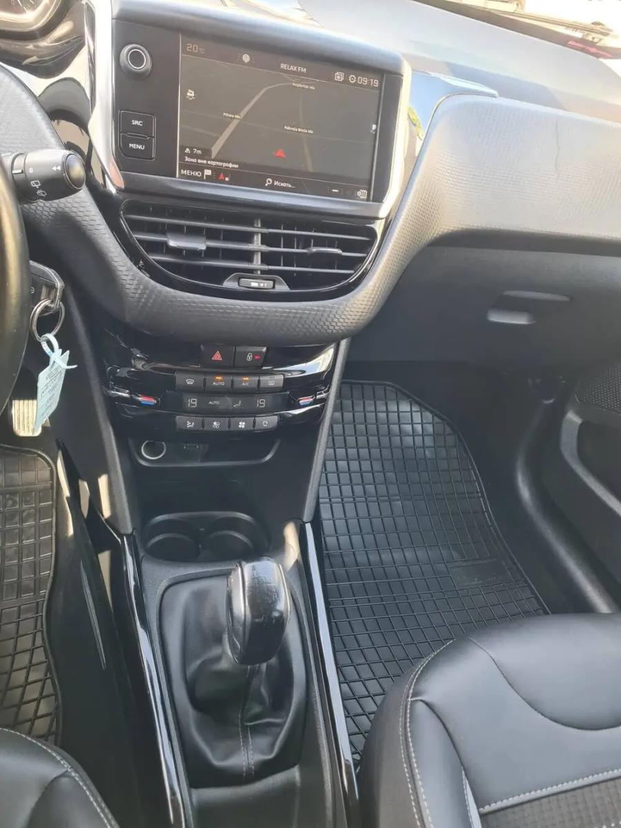 Pelēks Peugeot 2008 2019 Jelgava, ar dzinēja tilpumu 1.20 L un nobraukumu 137 tūkst. km par 7900 €, foto 14 vietnē AUTOMOTO.COM.LV
