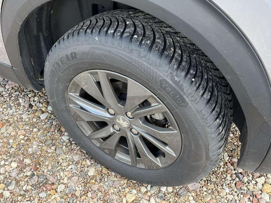 Grey Peugeot 2008 2021 in Vilnius, with an engine capacity of 1.20 L and mileage of 168 thousand km for 10951 €, photo 12 on AUTOMOTO.COM.LV