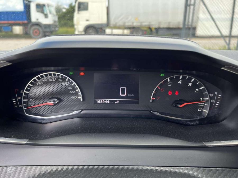 Grey Peugeot 2008 2021 in Vilnius, with an engine capacity of 1.20 L and mileage of 168 thousand km for 10951 €, photo 19 on AUTOMOTO.COM.LV