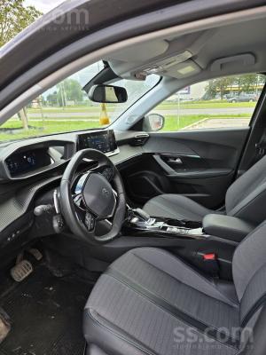 Grey Peugeot 2008 2021 in Riga, with an engine capacity of 1.50 L and mileage of 35 thousand km for 15600 €, photo 4 on AUTOMOTO.COM.LV