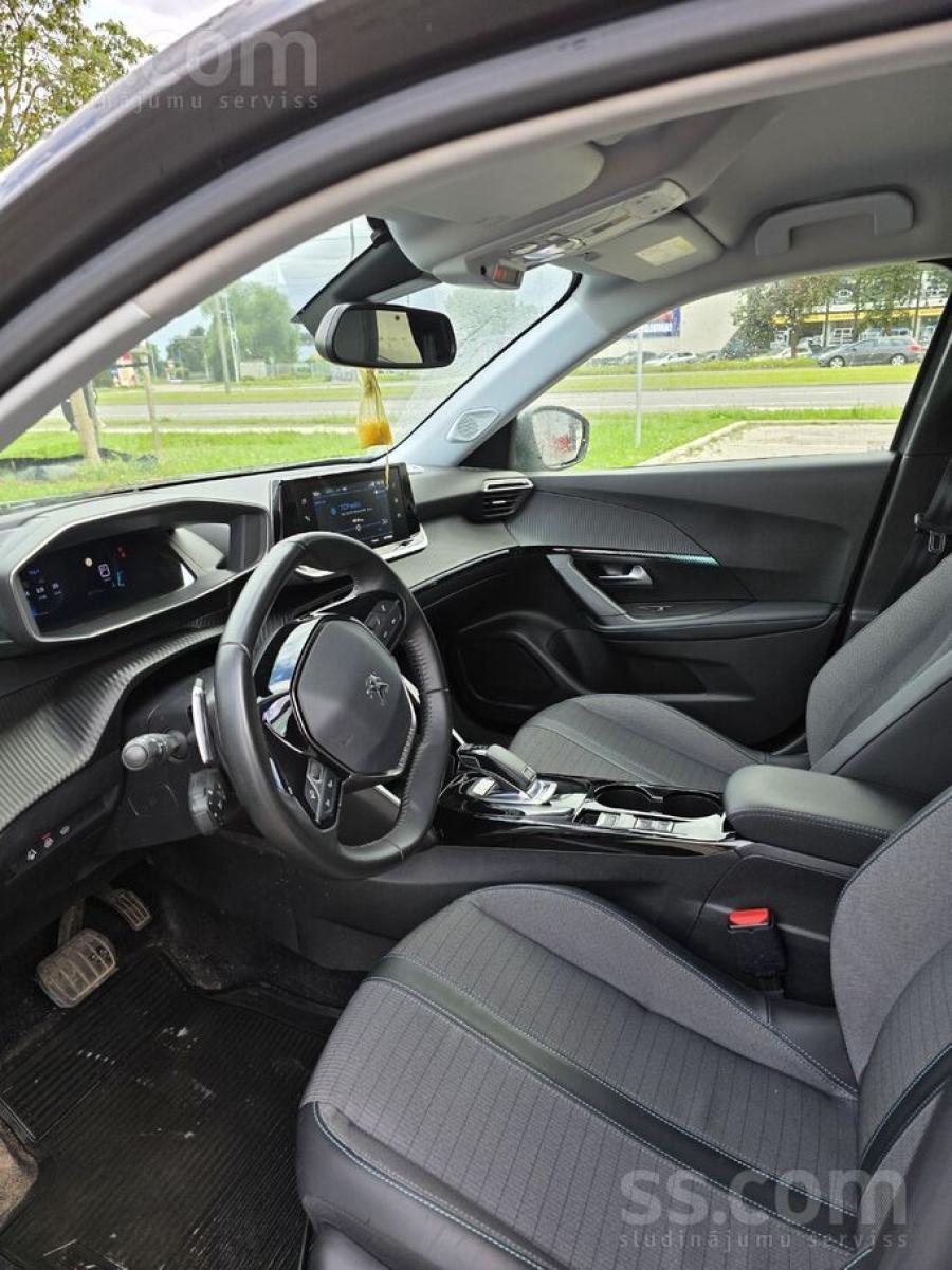 Grey Peugeot 2008 2021 in Riga, with an engine capacity of 1.50 L and mileage of 35 thousand km for 15600 €, photo 4 on AUTOMOTO.COM.LV