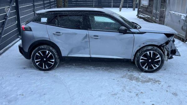Grey Peugeot 2008 2022 in Jonava, with an engine capacity of 0.00 L and mileage of 28 thousand km for 8300 €, photo 4 on AUTOMOTO.COM.LV
