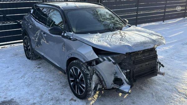 Grey Peugeot 2008 2022 in Jonava, with an engine capacity of 0.00 L and mileage of 28 thousand km for 7650 €, photo 3 on AUTOMOTO.COM.LV