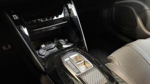 Pelēks Peugeot 2008 2024 Rīga, ar dzinēja tilpumu 1.20 L un nobraukumu 9 tūkst. km par 2090000 €, foto 22 vietnē AUTOMOTO.COM.LV