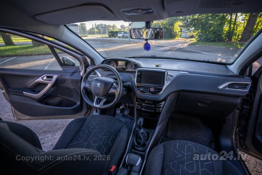 Pelēks Peugeot 2008 2013 Tallina, ar dzinēja tilpumu 1.20 L un nobraukumu 164 tūkst. km par 2600 €, foto 7 vietnē AUTOMOTO.COM.LV