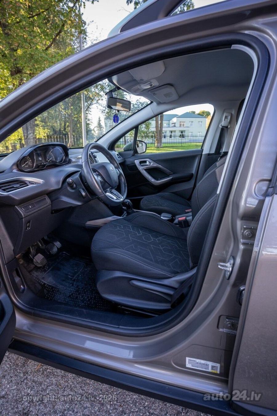 Pelēks Peugeot 2008 2013 Tallina, ar dzinēja tilpumu 1.20 L un nobraukumu 164 tūkst. km par 2600 €, foto 11 vietnē AUTOMOTO.COM.LV