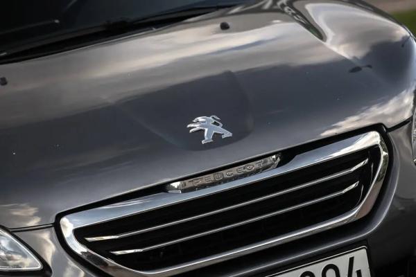 Grey Peugeot 2008 2015 in Jelgava, with an engine capacity of 1.20 L and mileage of 151 thousand km for 5990 €, photo 6 on AUTOMOTO.COM.LV