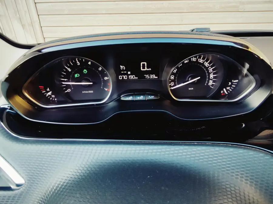 Grey Peugeot 2008 2019 in Jelgava, with an engine capacity of 1.20 L and mileage of 70 thousand km for 8990 €, photo 13 on AUTOMOTO.COM.LV