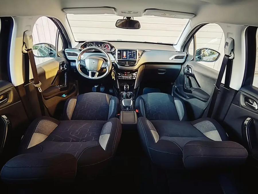 Grey Peugeot 2008 2019 in Jelgava, with an engine capacity of 1.20 L and mileage of 70 thousand km for 8990 €, photo 15 on AUTOMOTO.COM.LV