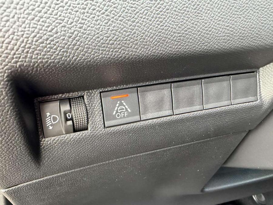 Orange Peugeot 2008 2022 in Marijampole, with an engine capacity of 1.20 L and mileage of 63 thousand km for 13552 €, photo 31 on AUTOMOTO.COM.LV