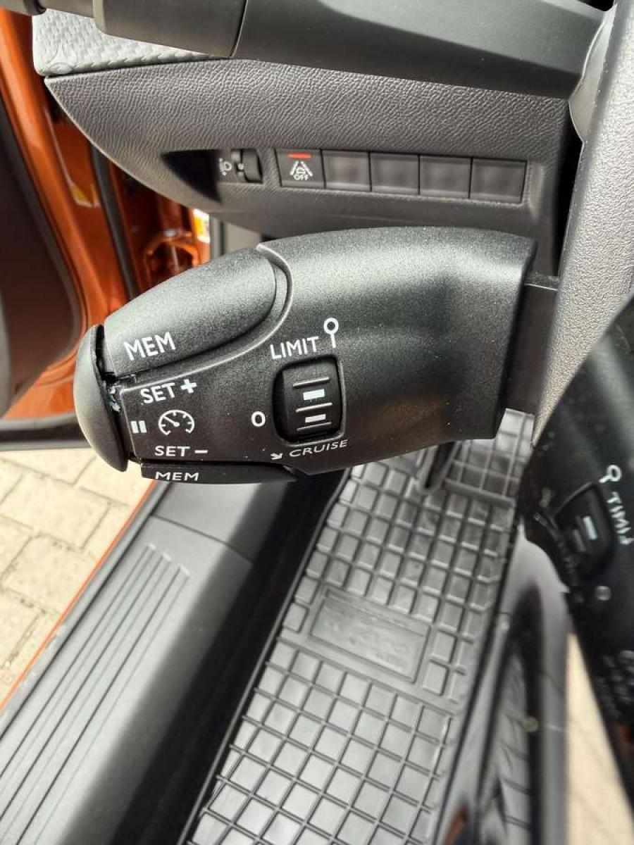 Orange Peugeot 2008 2022 in Marijampole, with an engine capacity of 1.20 L and mileage of 63 thousand km for 13552 €, photo 32 on AUTOMOTO.COM.LV
