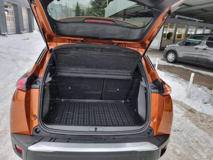 Orange Peugeot 2008 2023 in Riga, with an engine capacity of 1.50 L and mileage of 18 thousand km for 18300 €, photo 5 on AUTOMOTO.COM.LV