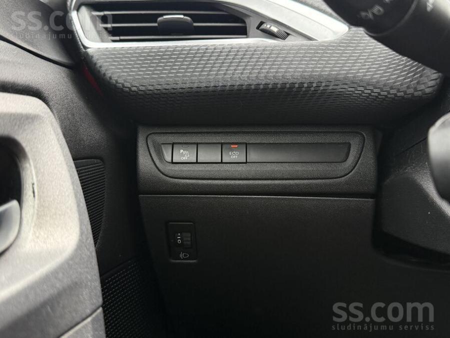 Sarkans Peugeot 2008 2018 Liepāja, ar dzinēja tilpumu 1.20 L un nobraukumu 110 tūkst. km par 8400 €, foto 21 vietnē AUTOMOTO.COM.LV