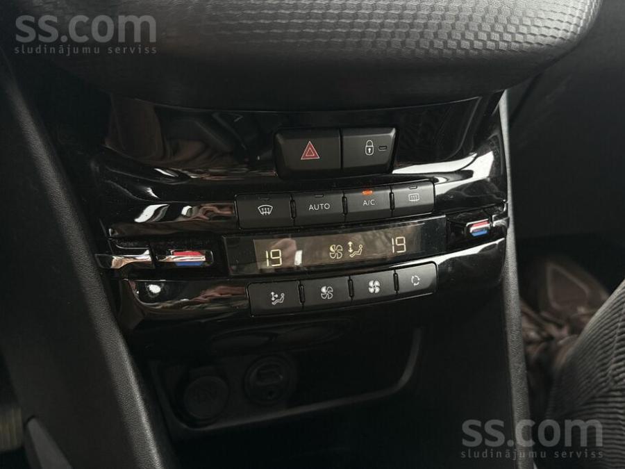 Sarkans Peugeot 2008 2018 Liepāja, ar dzinēja tilpumu 1.20 L un nobraukumu 110 tūkst. km par 8400 €, foto 24 vietnē AUTOMOTO.COM.LV