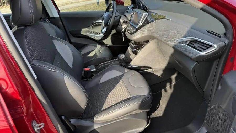 Sarkans Peugeot 2008 2018 Jūrmala, ar dzinēja tilpumu 1.20 L un nobraukumu 133 tūkst. km par 6950 €, foto 19 vietnē AUTOMOTO.COM.LV
