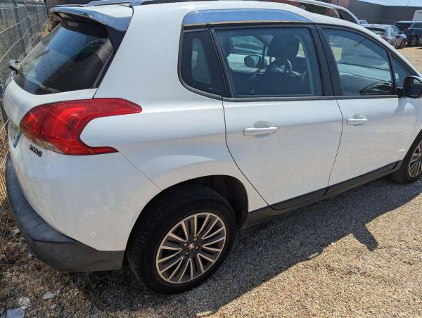 White Peugeot 2008 2015 in Vilnius, with an engine capacity of 1.20 L and mileage of 123 thousand km for 4500 €, photo 3 on AUTOMOTO.COM.LV