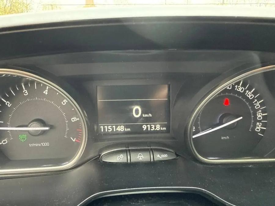 White Peugeot 2008 2016 in Jelgava, with an engine capacity of 1.20 L and mileage of 115 thousand km for 6700 €, photo 3 on AUTOMOTO.COM.LV