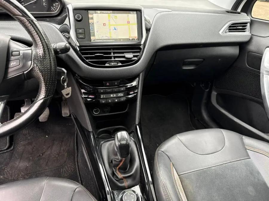 White Peugeot 2008 2016 in Jelgava, with an engine capacity of 1.20 L and mileage of 115 thousand km for 6700 €, photo 15 on AUTOMOTO.COM.LV