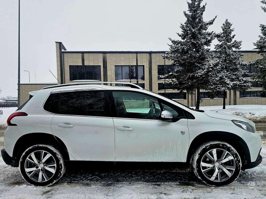 White Peugeot 2008 2017 in Taurage, with an engine capacity of 1.20 L and mileage of 106 thousand km for 6200 €, photo 4 on AUTOMOTO.COM.LV