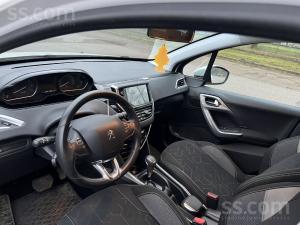 White Peugeot 2008 2017 in Riga, with an engine capacity of 1.20 L and mileage of 105 thousand km for 9600 €, photo 8 on AUTOMOTO.COM.LV