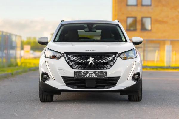 White Peugeot 2008 2021 in Jelgava, with an engine capacity of 1.20 L and mileage of 105 thousand km for 10990 €, photo 5 on AUTOMOTO.COM.LV