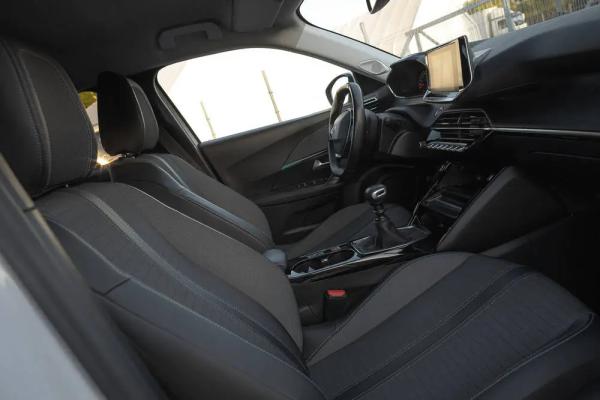 White Peugeot 2008 2021 in Jelgava, with an engine capacity of 1.20 L and mileage of 105 thousand km for 10990 €, photo 9 on AUTOMOTO.COM.LV