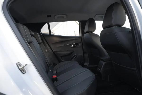 White Peugeot 2008 2021 in Jelgava, with an engine capacity of 1.20 L and mileage of 105 thousand km for 10990 €, photo 10 on AUTOMOTO.COM.LV