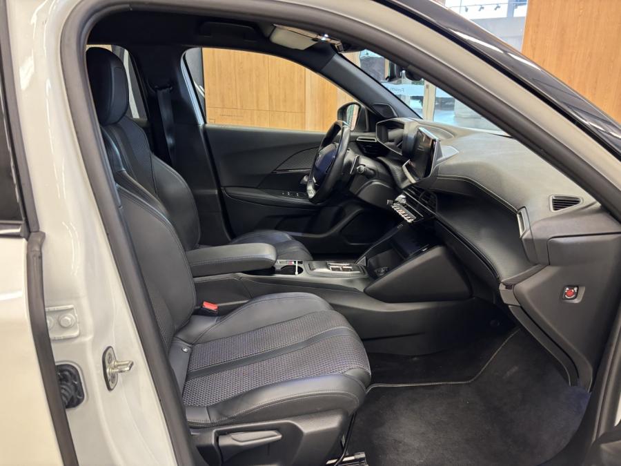 Balts Peugeot 2008 2023 Rīga, ar dzinēja tilpumu 1.20 L un nobraukumu 44 tūkst. km par 17500 €, foto 16 vietnē AUTOMOTO.COM.LV