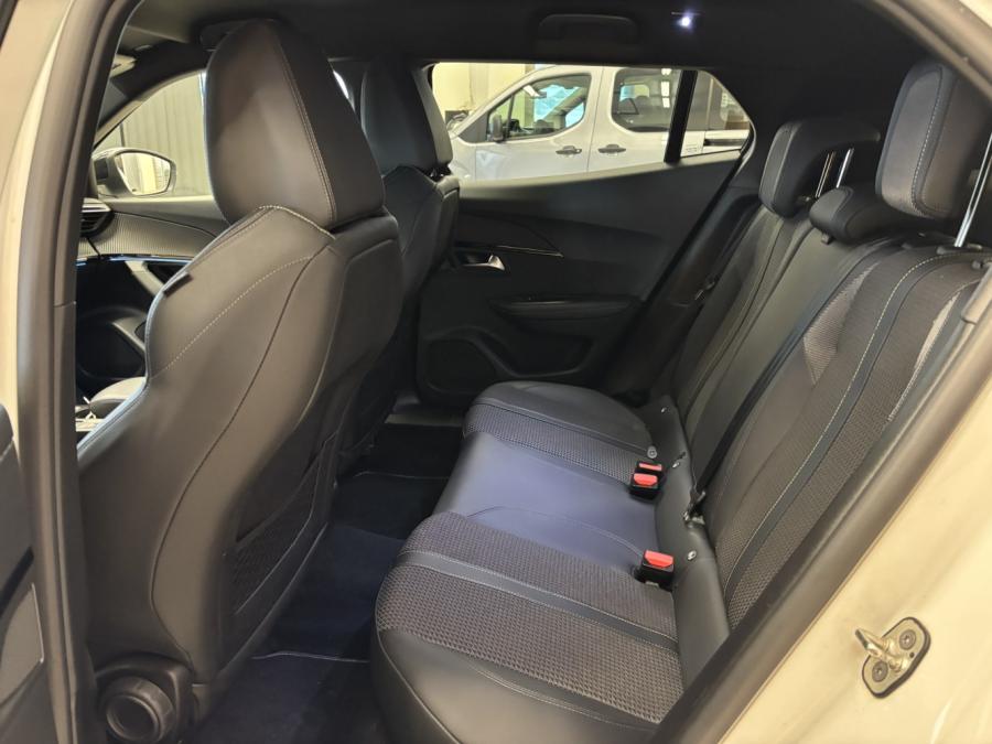 Balts Peugeot 2008 2023 Rīga, ar dzinēja tilpumu 1.20 L un nobraukumu 44 tūkst. km par 17500 €, foto 27 vietnē AUTOMOTO.COM.LV