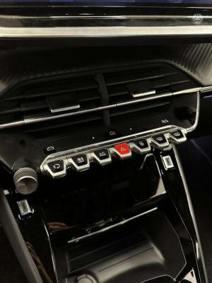 Balts Peugeot 2008 2025 Viļņa, ar dzinēja tilpumu 1.20 L un nobraukumu 6 tūkst. km par 26500 €, foto 26 vietnē AUTOMOTO.COM.LV