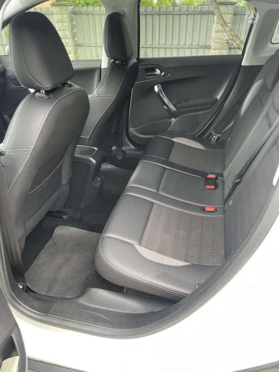 White Peugeot 2008 2017 in Raseiniai, with an engine capacity of 1.56 L and mileage of 148 thousand km for 5200 €, photo 12 on AUTOMOTO.COM.LV
