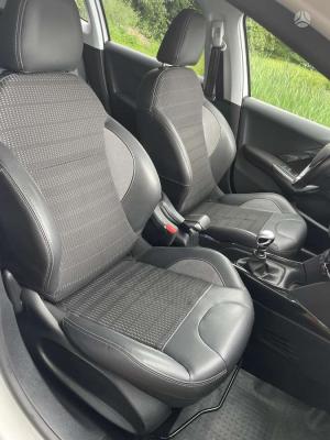 White Peugeot 2008 2017 in Raseiniai, with an engine capacity of 1.56 L and mileage of 148 thousand km for 5200 €, photo 16 on AUTOMOTO.COM.LV