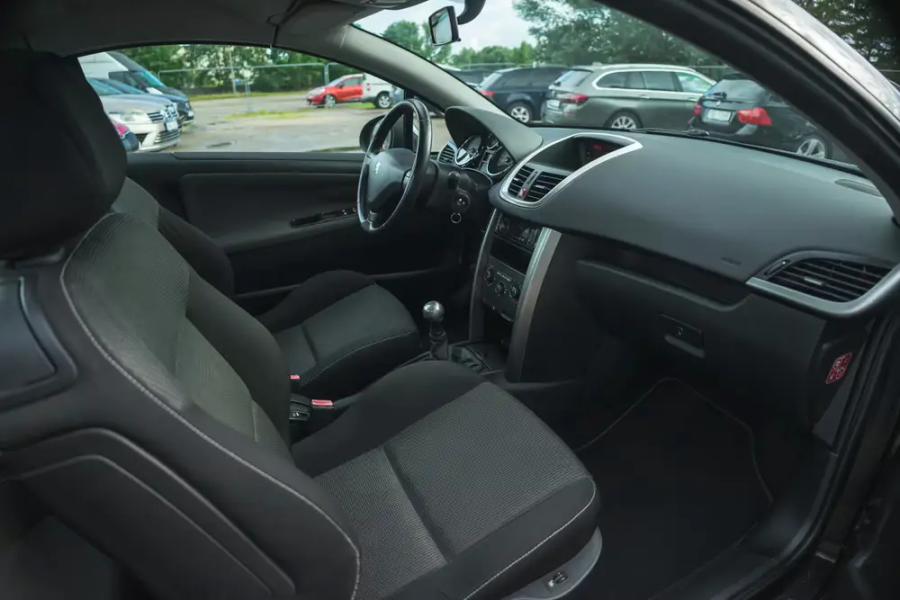 Melns Peugeot 206 2009 Liepāja, ar dzinēja tilpumu 1.60 L un nobraukumu 203 tūkst. km par 3500 €, foto 18 vietnē AUTOMOTO.COM.LV