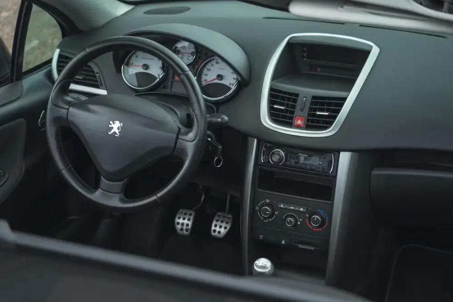 Melns Peugeot 206 2009 Liepāja, ar dzinēja tilpumu 1.60 L un nobraukumu 203 tūkst. km par 3500 €, foto 20 vietnē AUTOMOTO.COM.LV