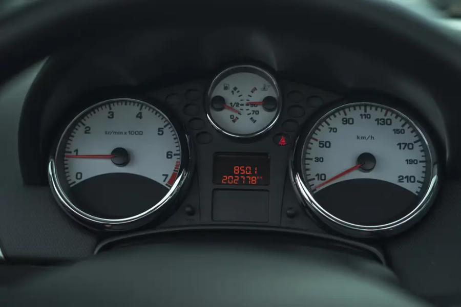 Melns Peugeot 206 2009 Liepāja, ar dzinēja tilpumu 1.60 L un nobraukumu 203 tūkst. km par 3500 €, foto 21 vietnē AUTOMOTO.COM.LV