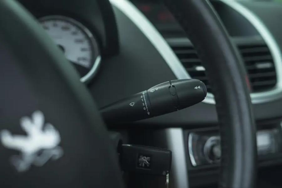 Melns Peugeot 206 2009 Liepāja, ar dzinēja tilpumu 1.60 L un nobraukumu 203 tūkst. km par 3500 €, foto 27 vietnē AUTOMOTO.COM.LV
