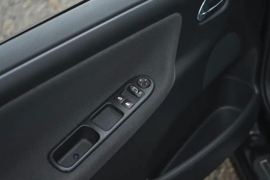 Melns Peugeot 206 2009 Liepāja, ar dzinēja tilpumu 1.60 L un nobraukumu 203 tūkst. km par 3500 €, foto 28 vietnē AUTOMOTO.COM.LV