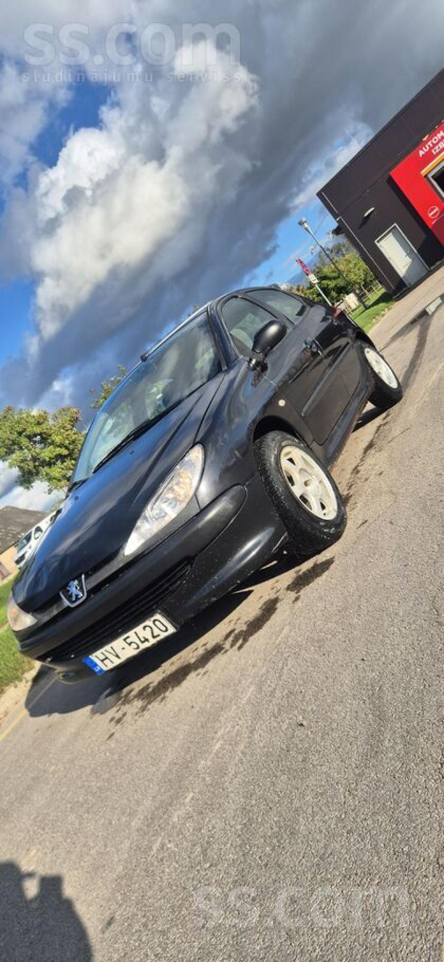 Black Peugeot 206 2004 in Saldus, with an engine capacity of 1.40 L and mileage of 344 thousand km for 700 €, photo 1 on AUTOMOTO.COM.LV