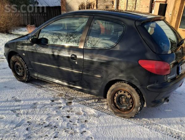 Black Peugeot 206 2005 in Talsi, with an engine capacity of 1.10 L and mileage of 201 thousand km for 1100 €, photo 3 on AUTOMOTO.COM.LV